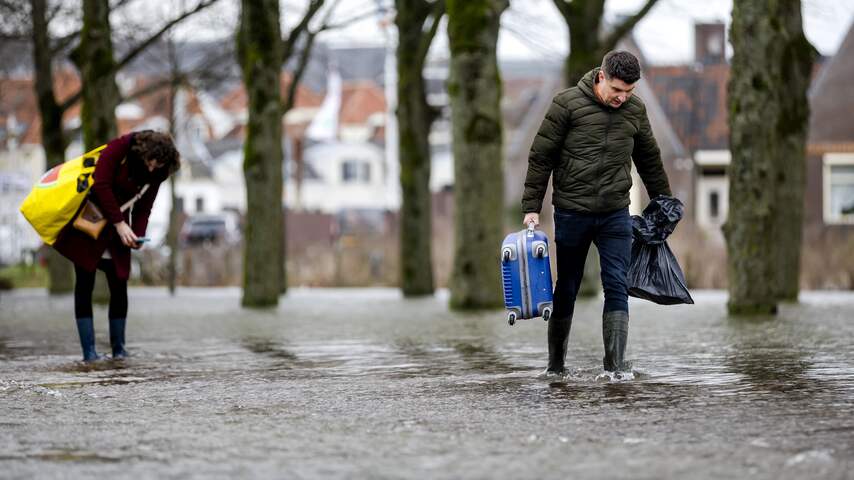 Zandzakken en dijkinspecties omdat onze rivieren (bijna) overstromen ... Zandzakken en dijkinspecties omdat onze rivieren (bijna) overstromen ...