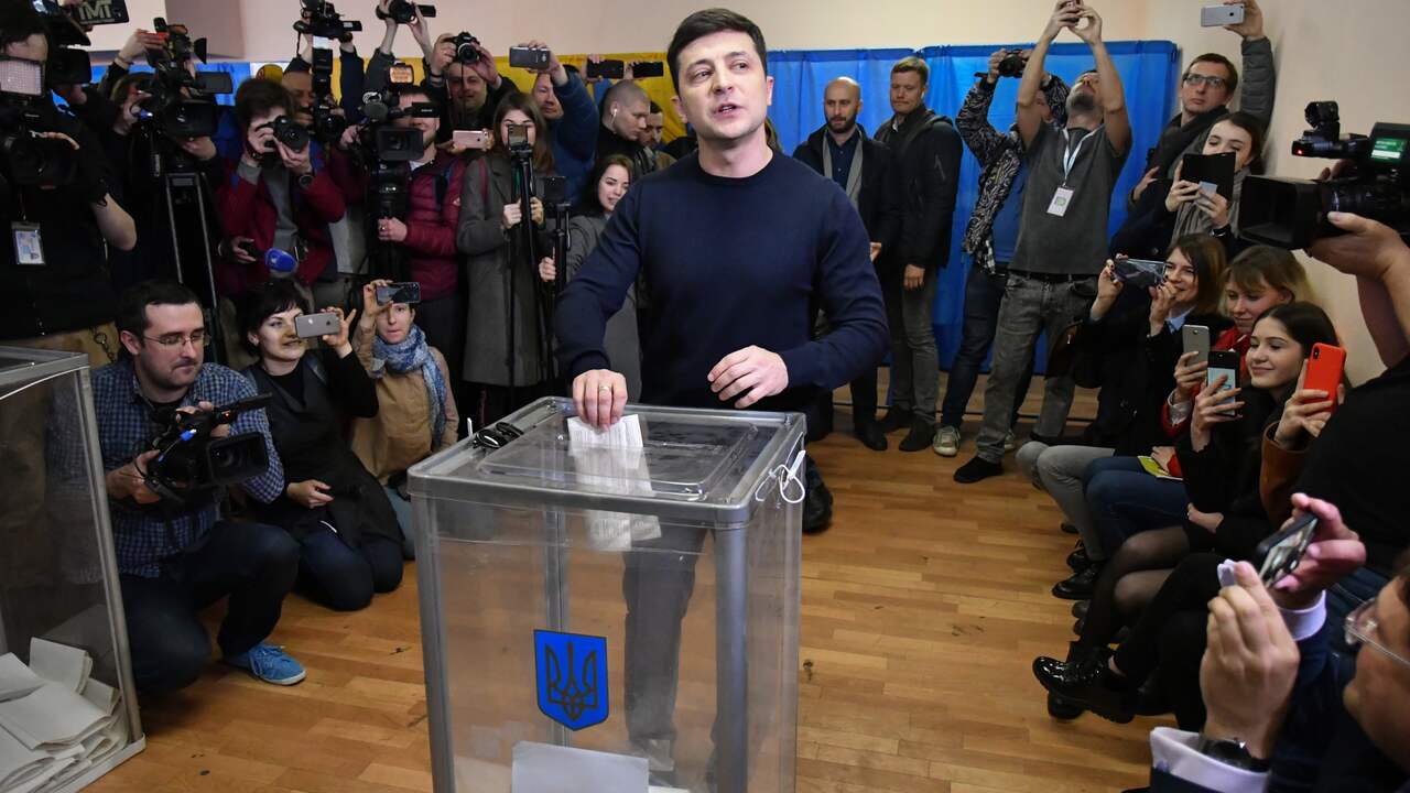 Stembussen in Oekraïne geopend, komiek leidt peilingen | Buitenland | NU.nl