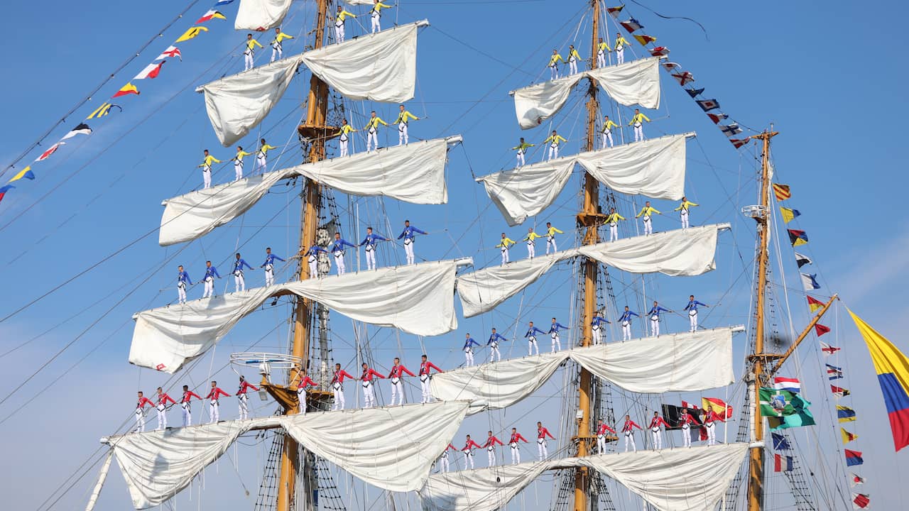 Colombiaans schip vaart Scheveningen binnen met matrozen op de mast | NU.nl