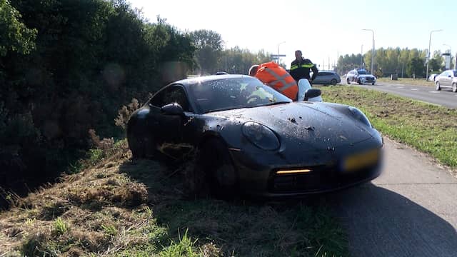 Honkbal belandt buiten stadion bij fan in kajak | NU.nl