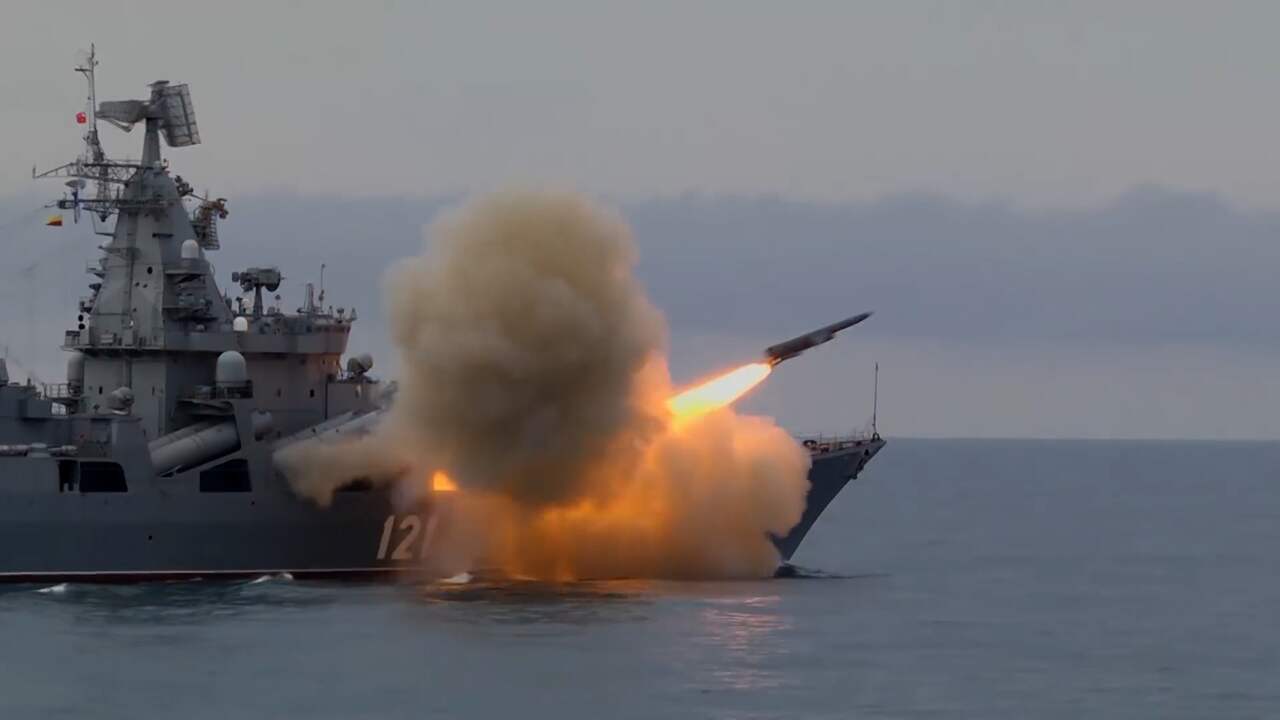 Russen bevestigen zinken van vlaggenschip Moskva in Zwarte Zee ...