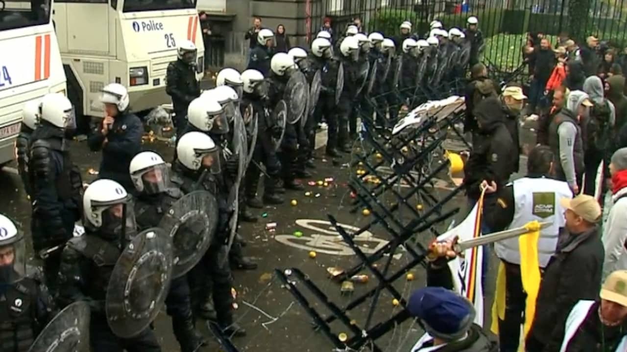 Belgische politie zet waterkanonnen in tegen demonstrerende militairen ... Belgische politie zet waterkanonnen in tegen demonstrerende militairen ...