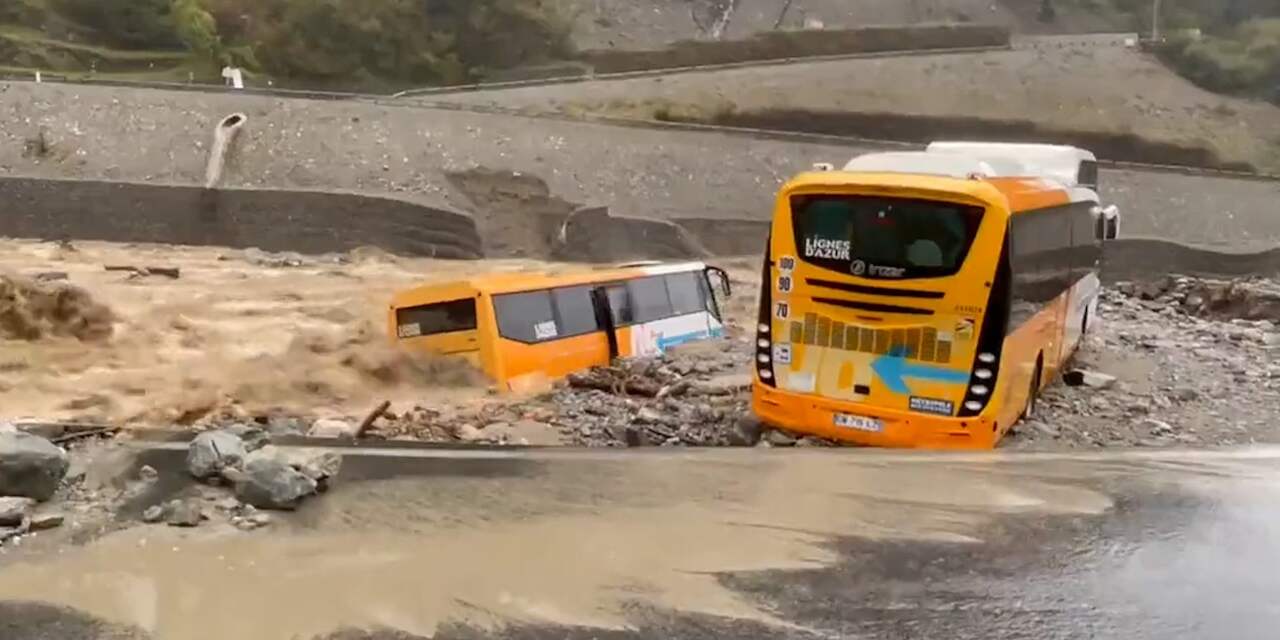 Gemist: Franse bus spoelt weg door overstromingen na storm Aline