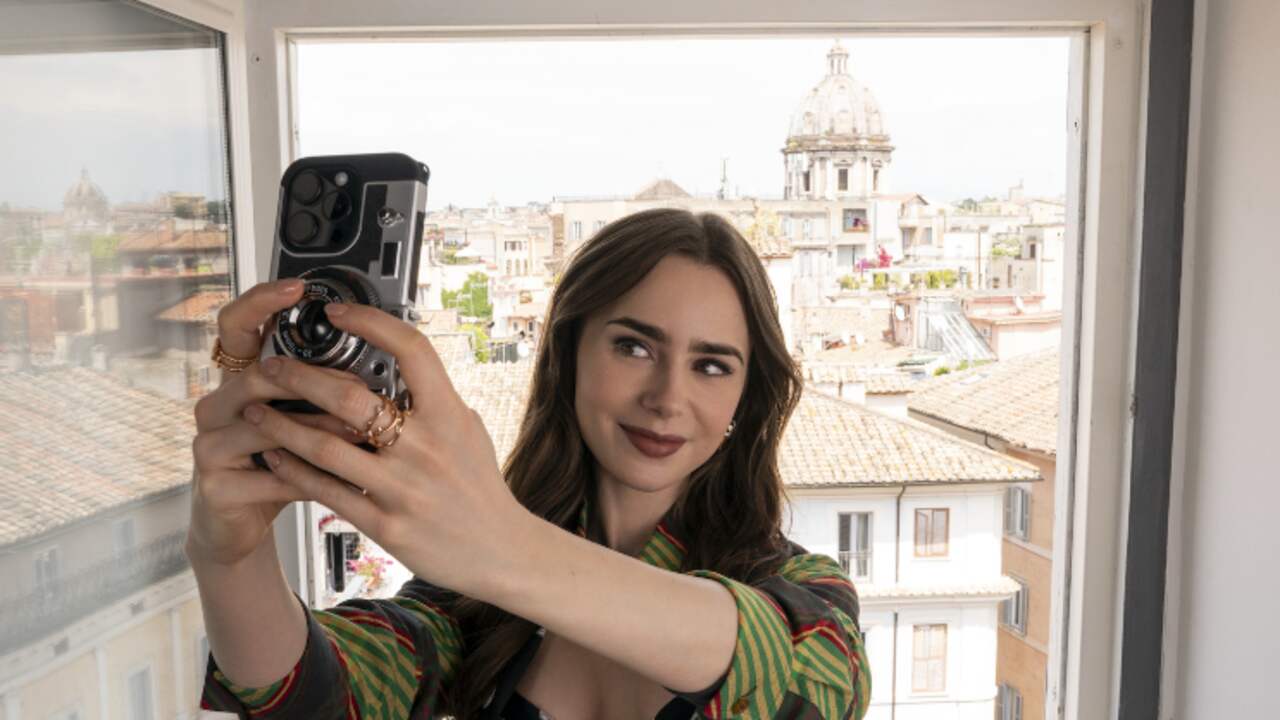 Franse president Macron wil dat hitserie Emily in Paris in Parijs blijft | Films & Series | NU.nl