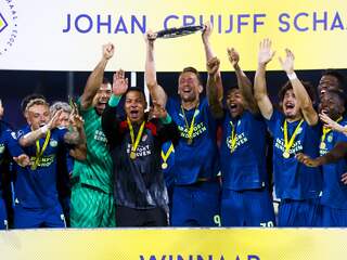 Feyenoord doet aangifte tegen rellende PSV-fans bij duel om Johan Cruijff Schaal | Voetbal | NU.nl