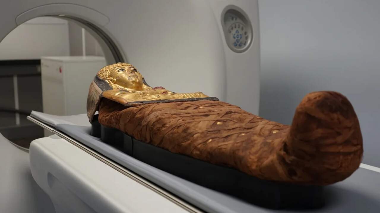 Wetenschappers doen met CT-scan onderzoek naar 3000 jaar oude mummies ...