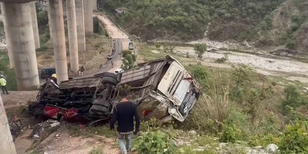 Gemist: Bus ligt op de kop in Himalaya na dodelijke val van brug