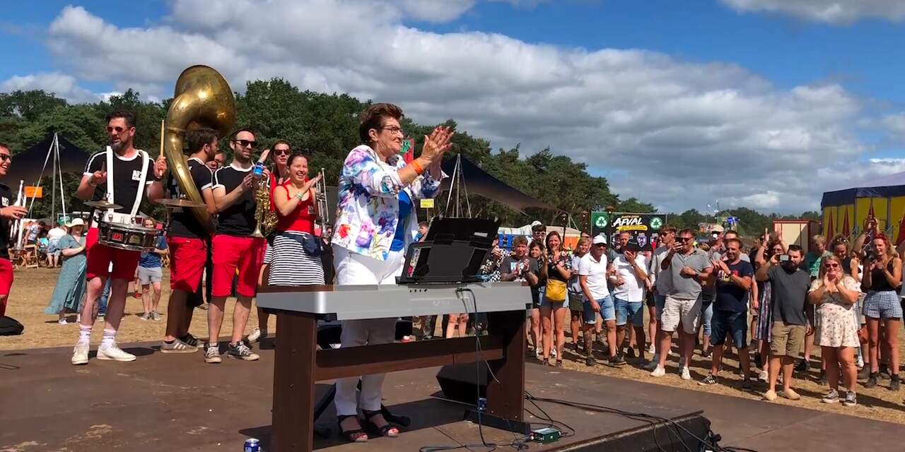 Gemist: Orgel Joke treedt bij Zwarte Cross na lange tijd weer live op Gemist: Orgel Joke treedt bij Zwarte Cross na lange tijd weer live op