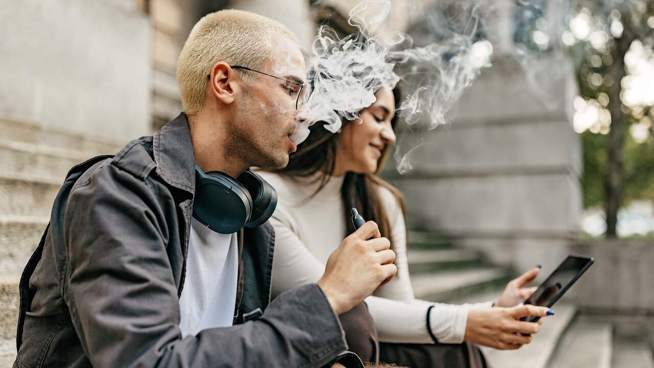 Meeroken met een sigaret is ongezond, hoe zit dat met meevapen ...