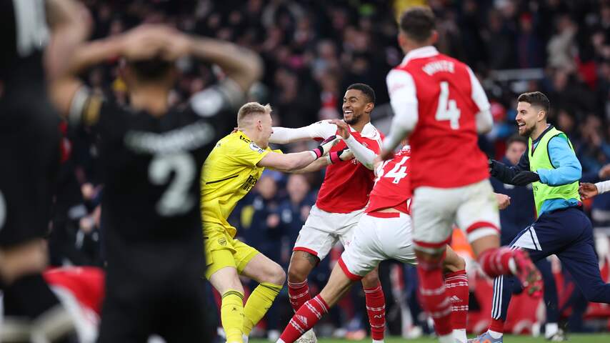 Arsenal verstevigt leiding door bizarre comeback en goal oud ...
