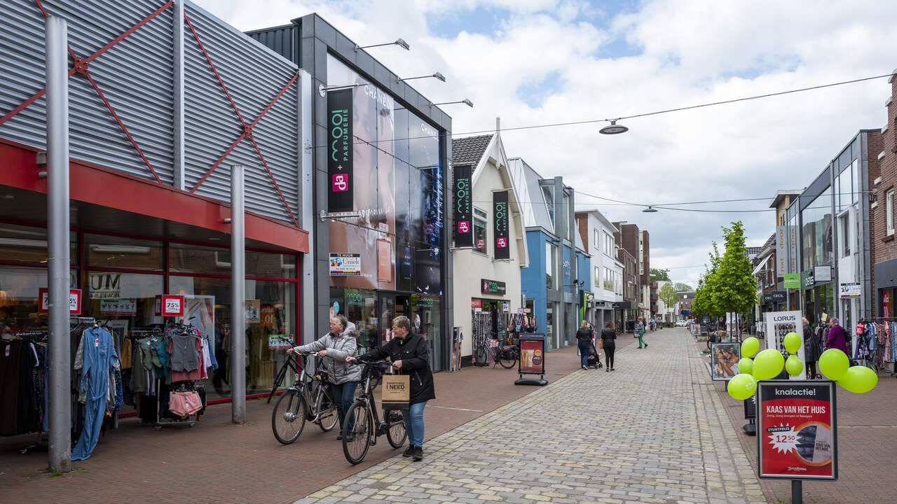 Winkeliers worstelen doordat we al anderhalf jaar steeds minder kopen ...
